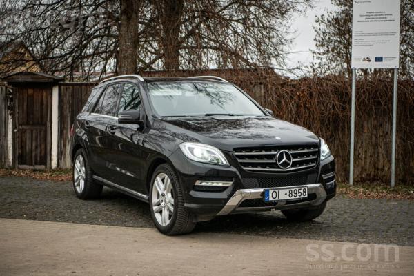 Melns Mercedes-Benz ML 350 2013 Daugavpils, ar dzinēja tilpumu 3.00 L un nobraukumu 247 tūkst. km par 13250 €, foto 3 vietnē AUTOMOTO.COM.LV