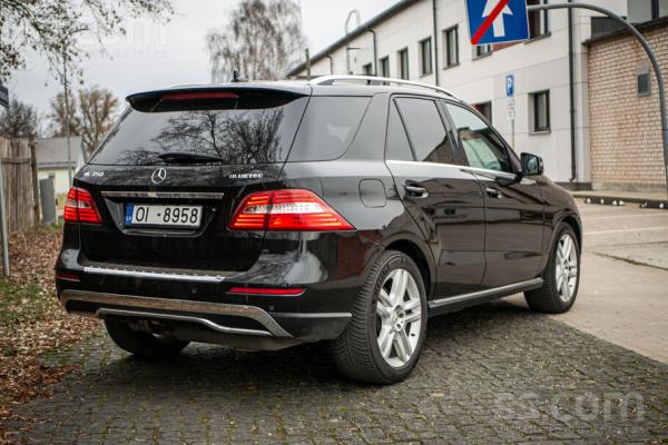 Melns Mercedes-Benz ML 350 2013 Daugavpils, ar dzinēja tilpumu 3.00 L un nobraukumu 247 tūkst. km par 13250 €, foto 4 vietnē AUTOMOTO.COM.LV