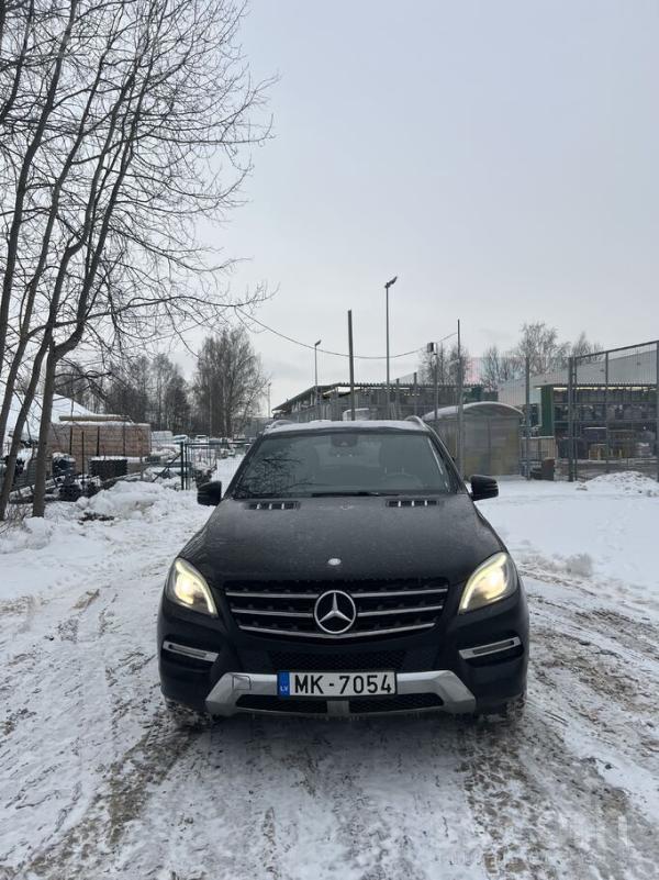 Black Mercedes-Benz ML 350 2013 in Riga, with an engine capacity of 3.00 L and mileage of 297 thousand km for 14000 €, photo 1 on AUTOMOTO.COM.LV