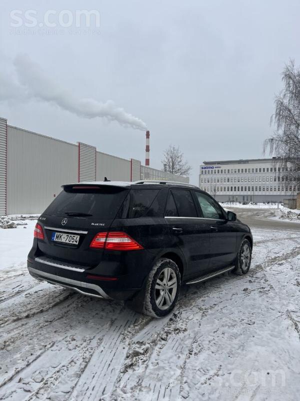 Black Mercedes-Benz ML 350 2013 in Riga, with an engine capacity of 3.00 L and mileage of 297 thousand km for 14000 €, photo 2 on AUTOMOTO.COM.LV