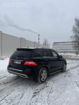 Black Mercedes-Benz ML 350 2013 in Riga, with an engine capacity of 3.00 L and mileage of 297 thousand km for 14000 €, photo 2 on AUTOMOTO.COM.LV