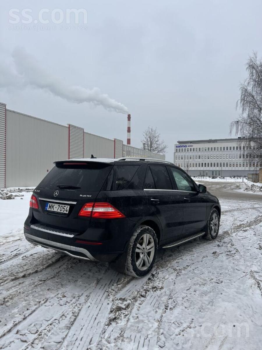 Black Mercedes-Benz ML 350 2013 in Riga, with an engine capacity of 3.00 L and mileage of 297 thousand km for 14000 €, photo 2 on AUTOMOTO.COM.LV
