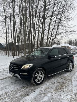 Black Mercedes-Benz ML 350 2013 in Riga, with an engine capacity of 3.00 L and mileage of 297 thousand km for 14000 €, photo 3 on AUTOMOTO.COM.LV