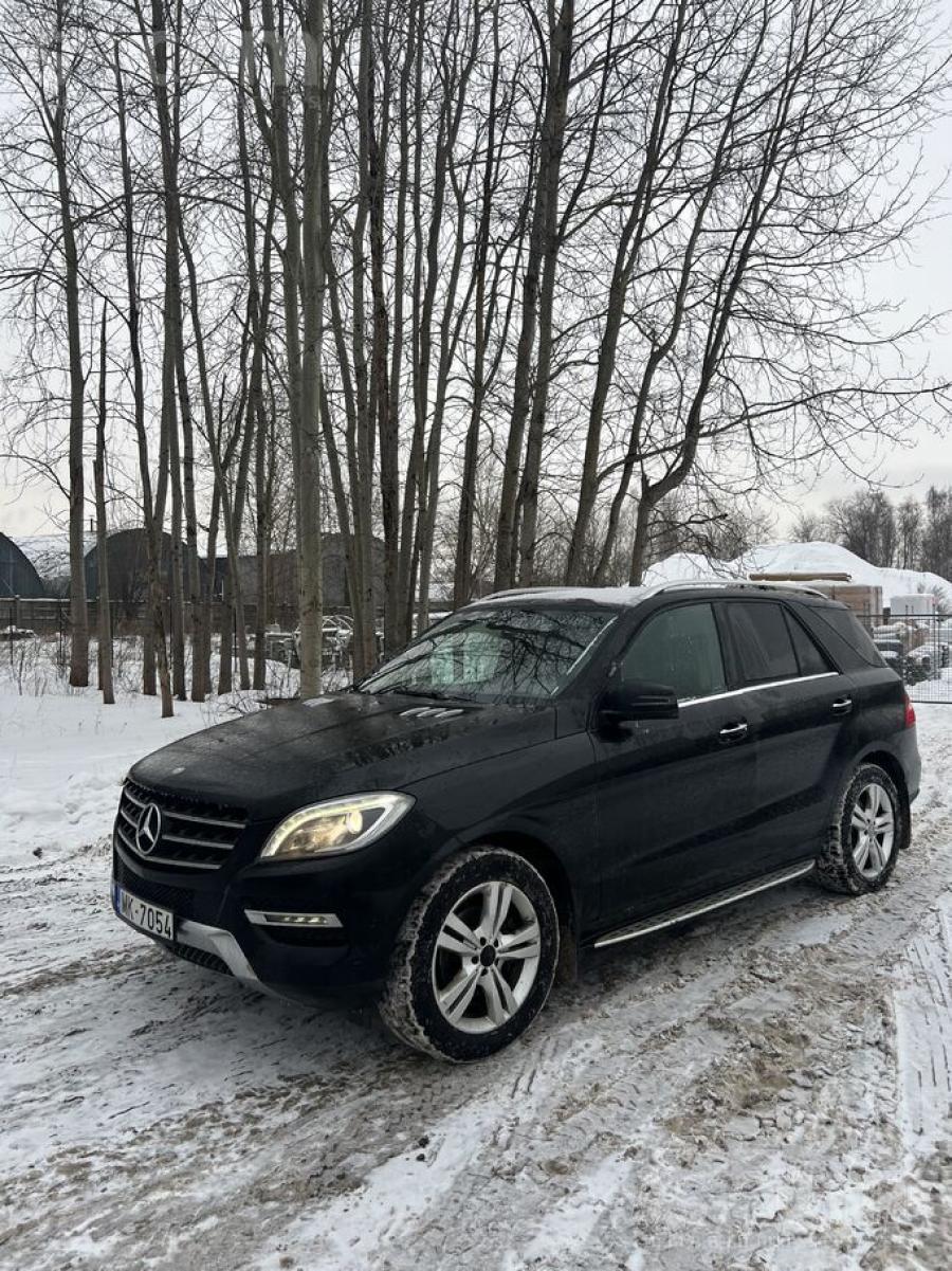 Black Mercedes-Benz ML 350 2013 in Riga, with an engine capacity of 3.00 L and mileage of 297 thousand km for 14000 €, photo 3 on AUTOMOTO.COM.LV
