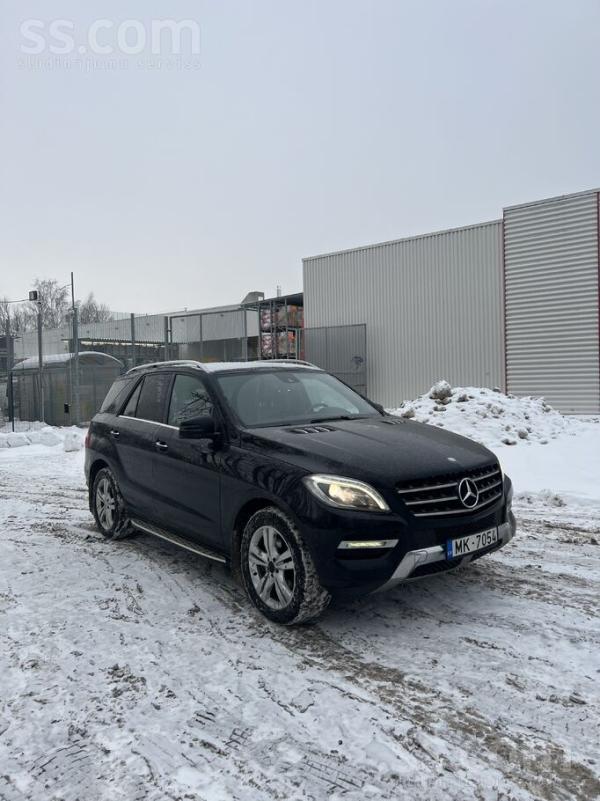 Black Mercedes-Benz ML 350 2013 in Riga, with an engine capacity of 3.00 L and mileage of 297 thousand km for 14000 €, photo 4 on AUTOMOTO.COM.LV