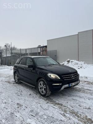 Black Mercedes-Benz ML 350 2013 in Riga, with an engine capacity of 3.00 L and mileage of 297 thousand km for 14000 €, photo 4 on AUTOMOTO.COM.LV