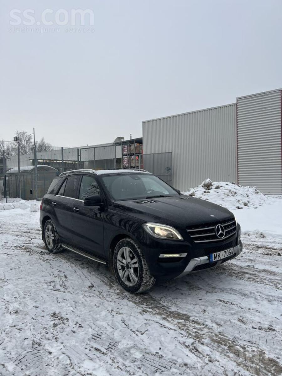 Black Mercedes-Benz ML 350 2013 in Riga, with an engine capacity of 3.00 L and mileage of 297 thousand km for 14000 €, photo 4 on AUTOMOTO.COM.LV