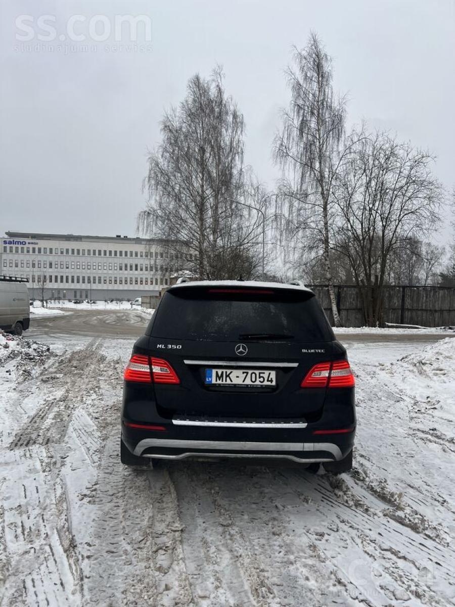 Black Mercedes-Benz ML 350 2013 in Riga, with an engine capacity of 3.00 L and mileage of 297 thousand km for 14000 €, photo 6 on AUTOMOTO.COM.LV