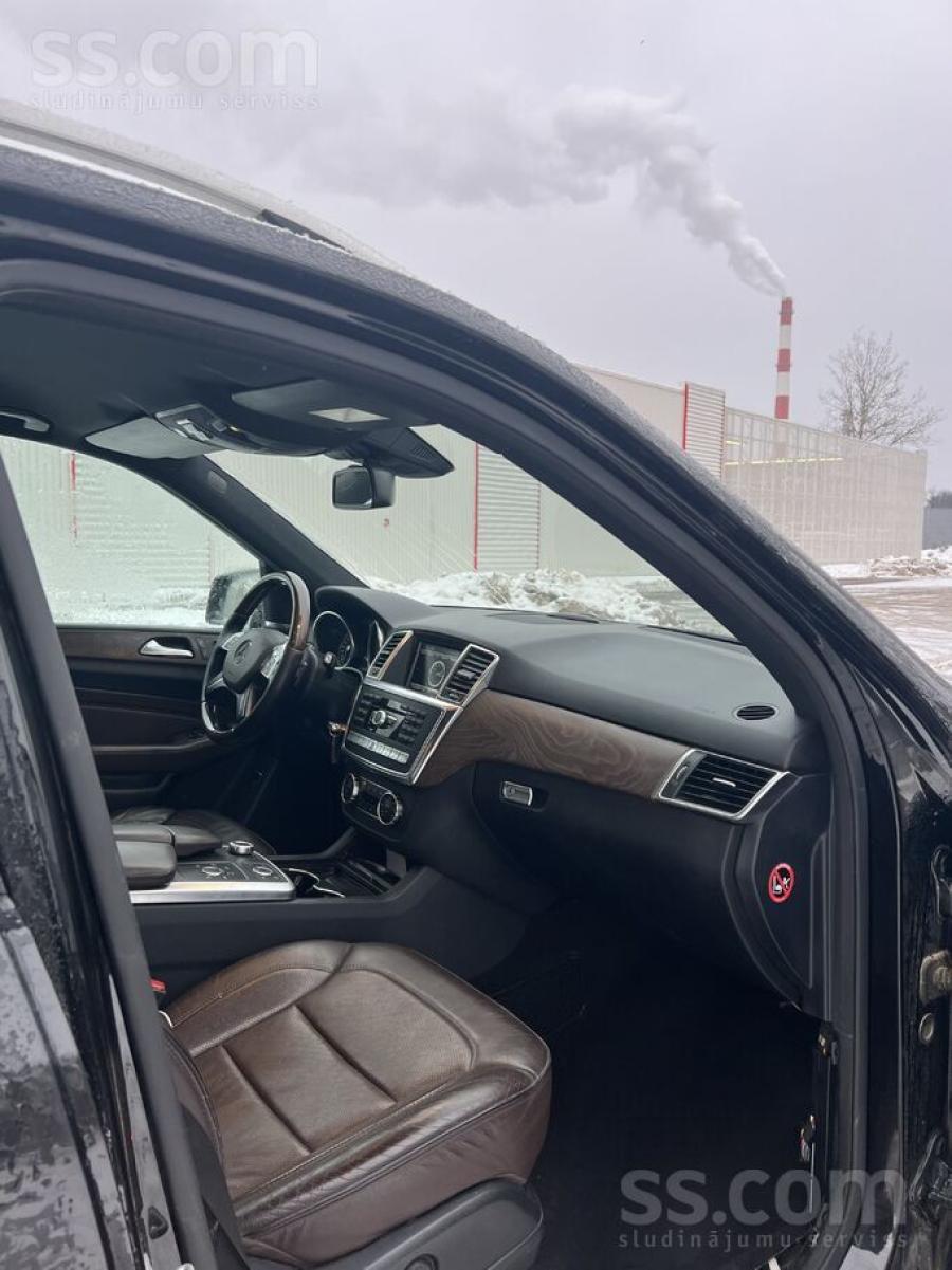 Black Mercedes-Benz ML 350 2013 in Riga, with an engine capacity of 3.00 L and mileage of 297 thousand km for 14000 €, photo 13 on AUTOMOTO.COM.LV