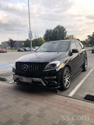 Melns Mercedes-Benz ML 350 2013 Rīga, ar dzinēja tilpumu 3.00 L un nobraukumu 253 tūkst. km par 26900 €, foto  vietnē AUTOMOTO.COM.LV