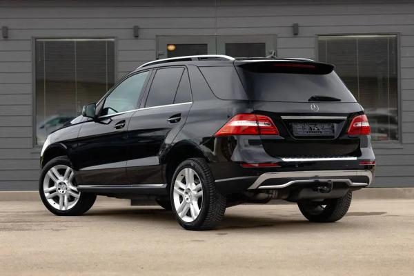 Melns Mercedes-Benz ML 350 2013 Jelgava, ar dzinēja tilpumu 3.00 L un nobraukumu 220 tūkst. km par 15450 €, foto 2 vietnē AUTOMOTO.COM.LV