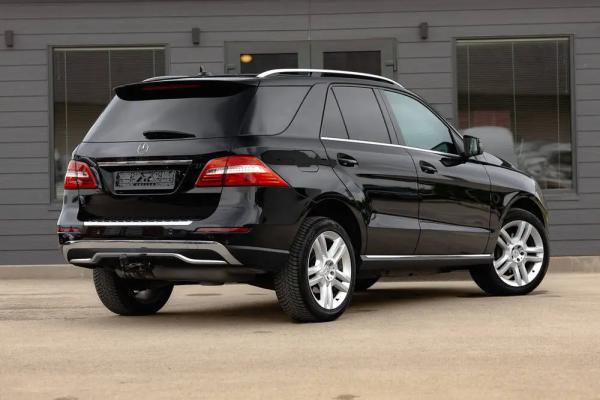 Melns Mercedes-Benz ML 350 2013 Jelgava, ar dzinēja tilpumu 3.00 L un nobraukumu 220 tūkst. km par 15450 €, foto 4 vietnē AUTOMOTO.COM.LV