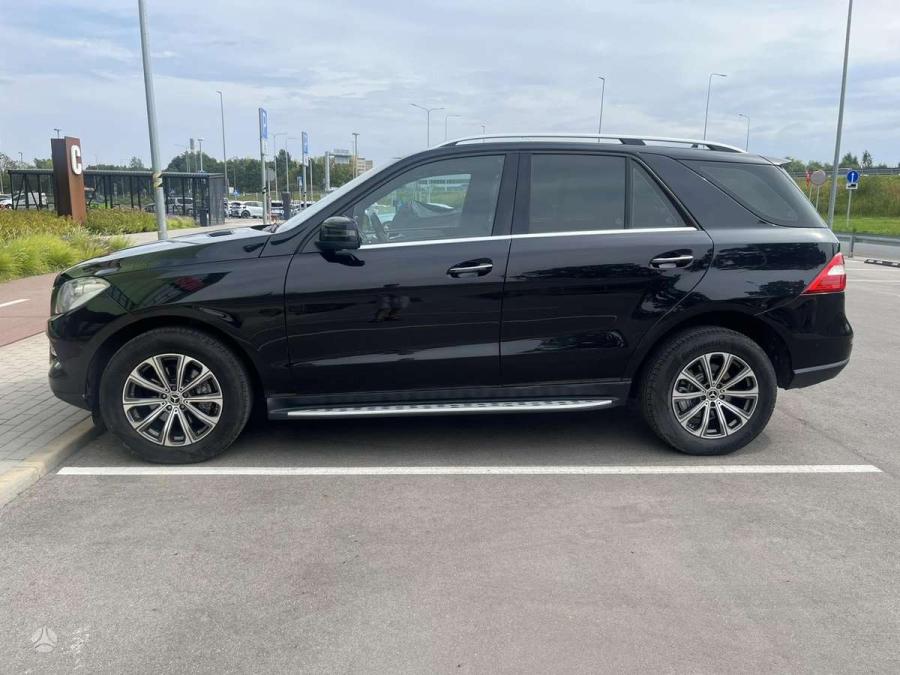 Black Mercedes-Benz ML 350 2013 in Kaunas, with an engine capacity of 2.99 L and mileage of 344 thousand km for 11490 €, photo 4 on AUTOMOTO.COM.LV