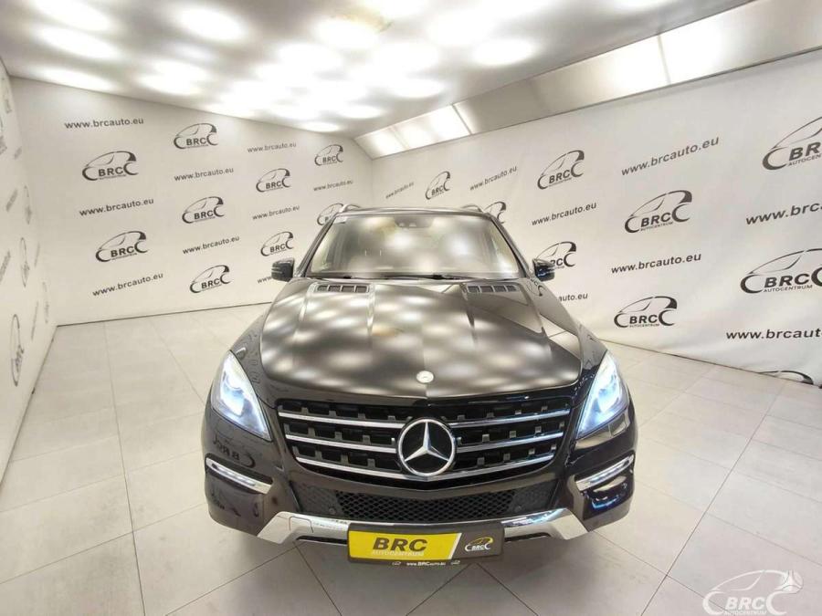 Black Mercedes-Benz ML 350 2013 in Vilnius, with an engine capacity of 2.99 L and mileage of 267 thousand km for 12500 €, photo 5 on AUTOMOTO.COM.LV