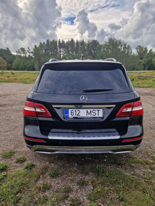 Mercedes-Benz ML 350 2013 Tallina vietnē Melns Mercedes-Benz ML 350 2013 Tallina, ar dzinēja tilpumu 3.00 L un nobraukumu 307 tūkst. km par 10600 €, foto 9 vietnē AUTOMOTO.COM.LV