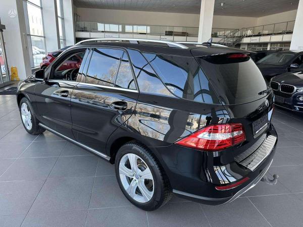 Black Mercedes-Benz ML 350 2014 in Marijampole, with an engine capacity of 2.99 L and mileage of 242 thousand km for 15999 €, photo 3 on AUTOMOTO.COM.LV
