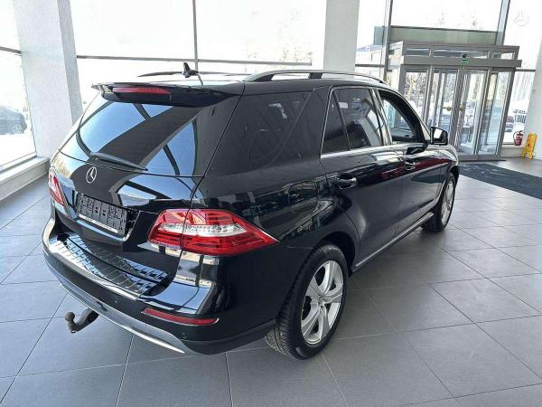 Black Mercedes-Benz ML 350 2014 in Marijampole, with an engine capacity of 2.99 L and mileage of 242 thousand km for 15999 €, photo 5 on AUTOMOTO.COM.LV
