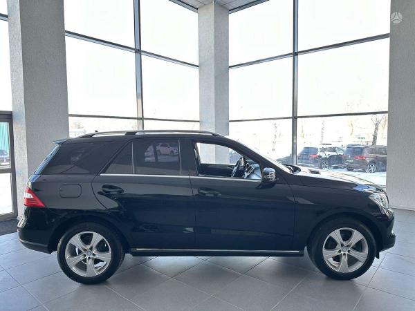 Black Mercedes-Benz ML 350 2014 in Marijampole, with an engine capacity of 2.99 L and mileage of 242 thousand km for 15999 €, photo 6 on AUTOMOTO.COM.LV