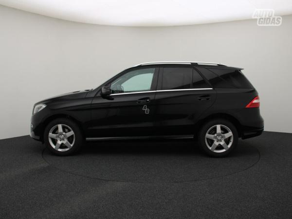 Black Mercedes-Benz ML 350 2014 in Vilnius, with an engine capacity of 3.00 L and mileage of 203 thousand km for 18999 €, photo 6 on AUTOMOTO.COM.LV