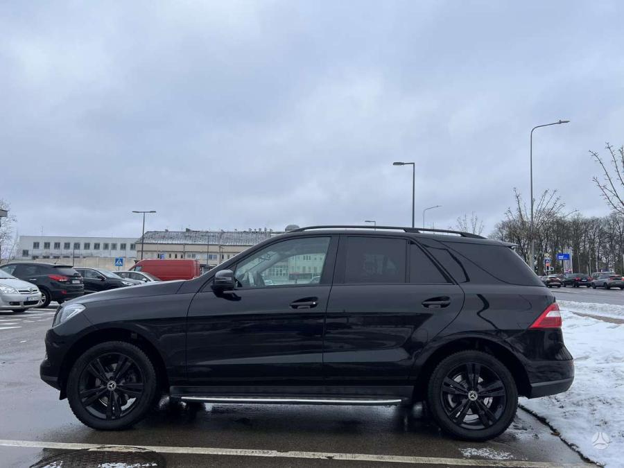 Melns Mercedes-Benz ML 350 2014 Viļņa, ar dzinēja tilpumu 3.00 L un nobraukumu 292 tūkst. km par 15750 €, foto 3 vietnē AUTOMOTO.COM.LV
