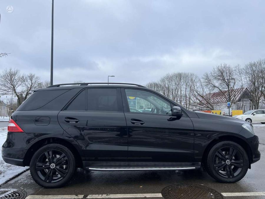 Melns Mercedes-Benz ML 350 2014 Viļņa, ar dzinēja tilpumu 3.00 L un nobraukumu 292 tūkst. km par 15750 €, foto 4 vietnē AUTOMOTO.COM.LV