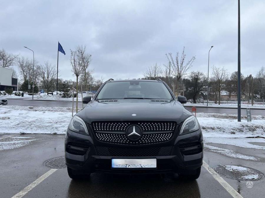 Melns Mercedes-Benz ML 350 2014 Viļņa, ar dzinēja tilpumu 3.00 L un nobraukumu 292 tūkst. km par 15750 €, foto 5 vietnē AUTOMOTO.COM.LV