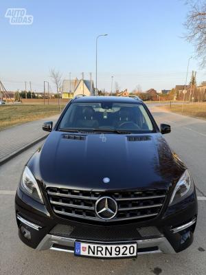 Black Mercedes-Benz ML 350 2014 in Sirvintos, with an engine capacity of 3.00 L and mileage of 273 thousand km for 12650 €, photo 4 on AUTOMOTO.COM.LV