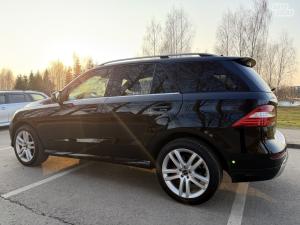 Black Mercedes-Benz ML 350 2014 in Sirvintos, with an engine capacity of 3.00 L and mileage of 273 thousand km for 12650 €, photo 5 on AUTOMOTO.COM.LV