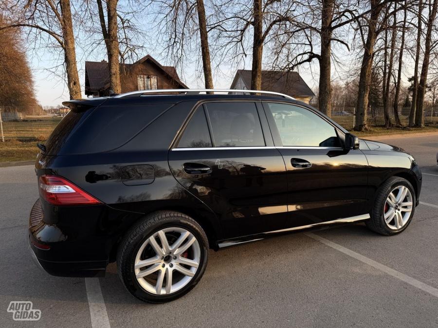 Black Mercedes-Benz ML 350 2014 in Sirvintos, with an engine capacity of 3.00 L and mileage of 273 thousand km for 12650 €, photo 6 on AUTOMOTO.COM.LV