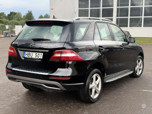 Black Mercedes-Benz ML 350 2014 in Vilnius, with an engine capacity of 2.99 L and mileage of 347 thousand km for 11900 €, photo 6 on AUTOMOTO.COM.LV