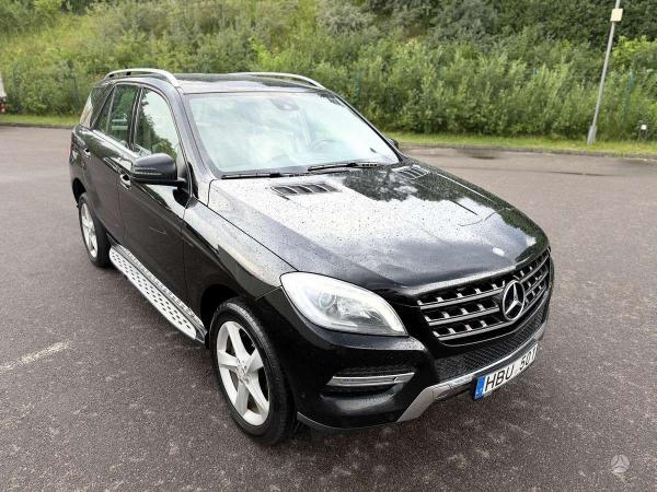 Black Mercedes-Benz ML 350 2014 in Vilnius, with an engine capacity of 2.99 L and mileage of 347 thousand km for 11900 €, photo 9 on AUTOMOTO.COM.LV