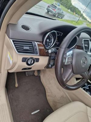 Black Mercedes-Benz ML 350 2014 in Kaunas, with an engine capacity of 2.99 L and mileage of 234 thousand km for 13990 €, photo 15 on AUTOMOTO.COM.LV