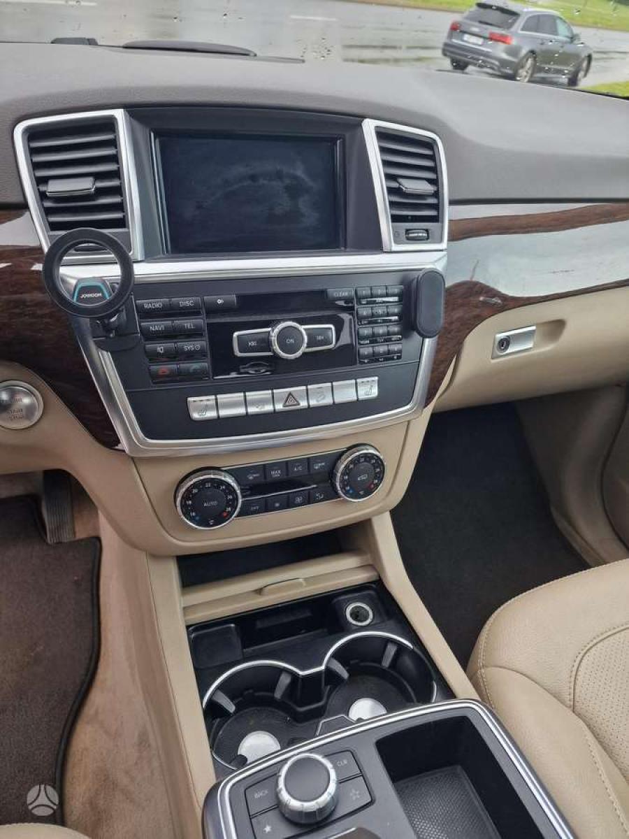 Black Mercedes-Benz ML 350 2014 in Kaunas, with an engine capacity of 2.99 L and mileage of 234 thousand km for 13990 €, photo 18 on AUTOMOTO.COM.LV