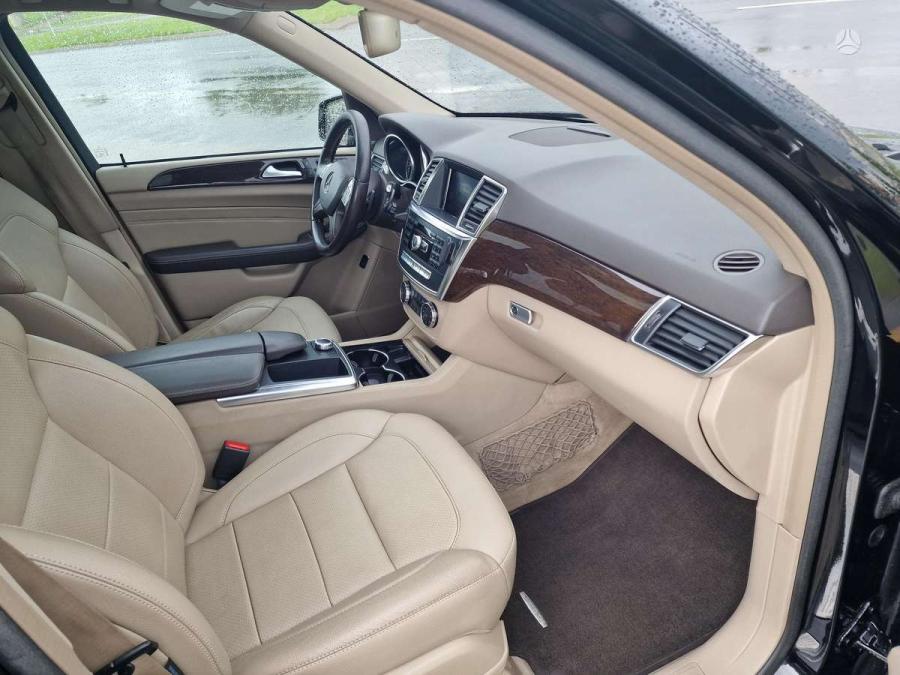 Black Mercedes-Benz ML 350 2014 in Kaunas, with an engine capacity of 2.99 L and mileage of 234 thousand km for 13990 €, photo 21 on AUTOMOTO.COM.LV