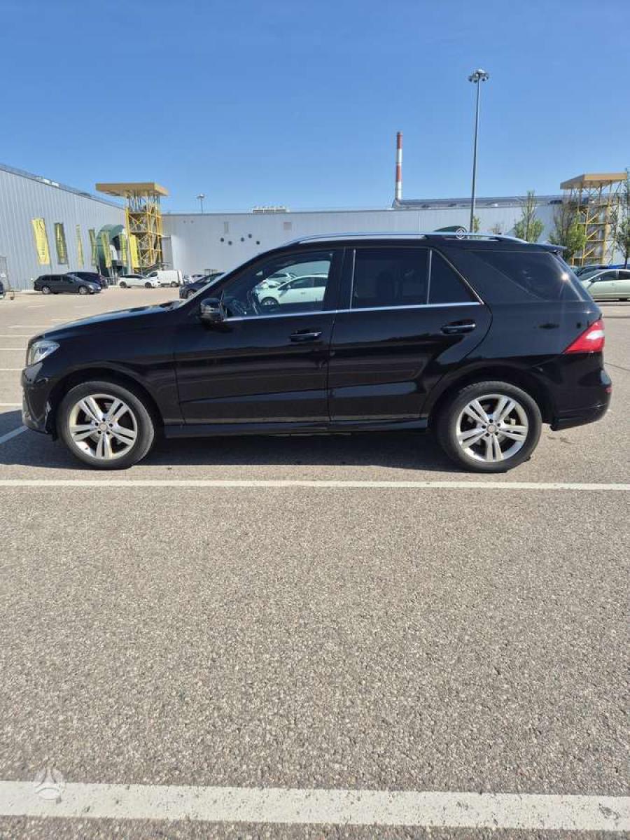 Black Mercedes-Benz ML 350 2014 in Vilnius, with an engine capacity of 2.99 L and mileage of 250 thousand km for 11999 €, photo 1 on AUTOMOTO.COM.LV