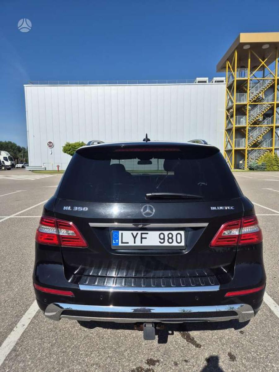 Black Mercedes-Benz ML 350 2014 in Vilnius, with an engine capacity of 2.99 L and mileage of 250 thousand km for 11999 €, photo 3 on AUTOMOTO.COM.LV