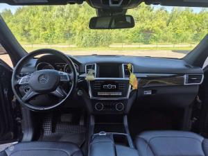 Black Mercedes-Benz ML 350 2014 in Vilnius, with an engine capacity of 2.99 L and mileage of 250 thousand km for 11999 €, photo 8 on AUTOMOTO.COM.LV