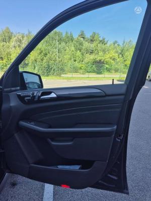 Black Mercedes-Benz ML 350 2014 in Vilnius, with an engine capacity of 2.99 L and mileage of 250 thousand km for 11999 €, photo 10 on AUTOMOTO.COM.LV