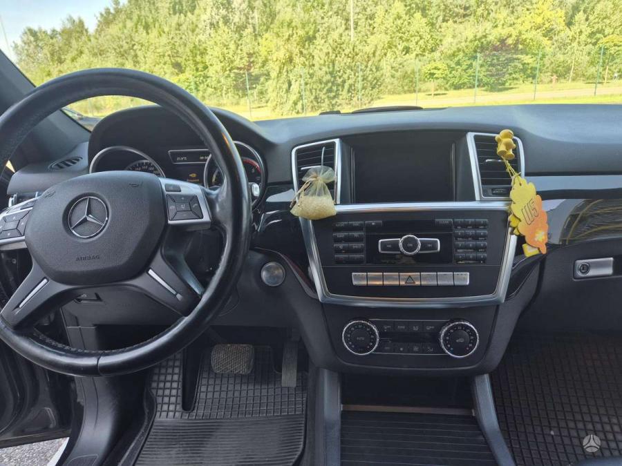 Black Mercedes-Benz ML 350 2014 in Vilnius, with an engine capacity of 2.99 L and mileage of 250 thousand km for 11999 €, photo 11 on AUTOMOTO.COM.LV