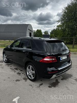 Melns Mercedes-Benz ML 350 2015 Rīga, ar dzinēja tilpumu 3.00 L un nobraukumu 200 tūkst. km par 17250 €, foto 3 vietnē AUTOMOTO.COM.LV