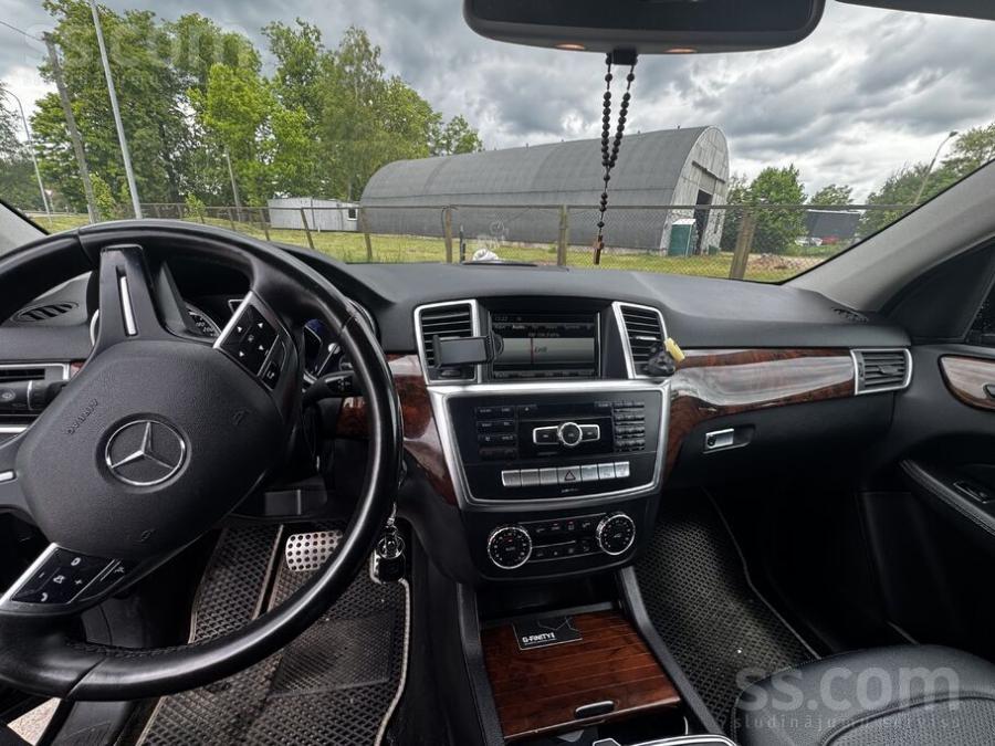 Melns Mercedes-Benz ML 350 2015 Rīga, ar dzinēja tilpumu 3.00 L un nobraukumu 200 tūkst. km par 17250 €, foto 7 vietnē AUTOMOTO.COM.LV