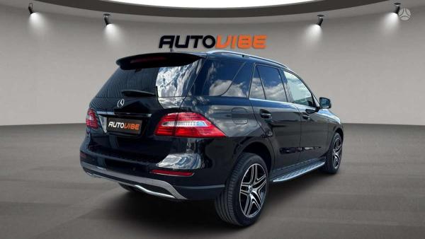 Black Mercedes-Benz ML 350 2015 in Vilnius, with an engine capacity of 2.99 L and mileage of 133 thousand km for 18333 €, photo 4 on AUTOMOTO.COM.LV