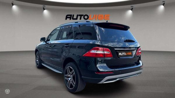 Black Mercedes-Benz ML 350 2015 in Vilnius, with an engine capacity of 2.99 L and mileage of 133 thousand km for 18333 €, photo 6 on AUTOMOTO.COM.LV