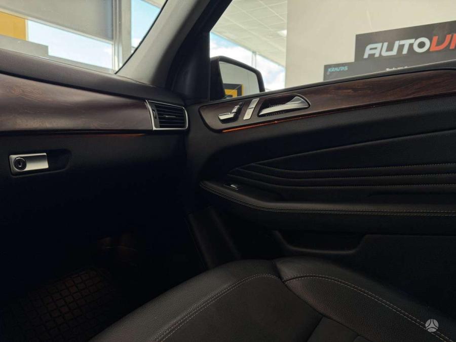 Black Mercedes-Benz ML 350 2015 in Vilnius, with an engine capacity of 2.99 L and mileage of 133 thousand km for 17900 €, photo 15 on AUTOMOTO.COM.LV