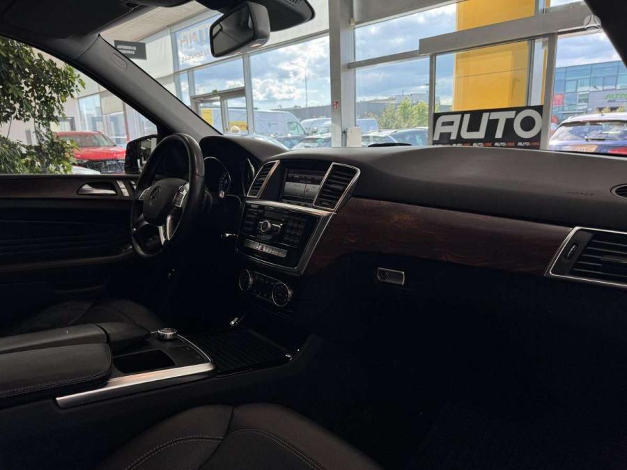 Black Mercedes-Benz ML 350 2015 in Vilnius, with an engine capacity of 2.99 L and mileage of 133 thousand km for 17900 €, photo 22 on AUTOMOTO.COM.LV