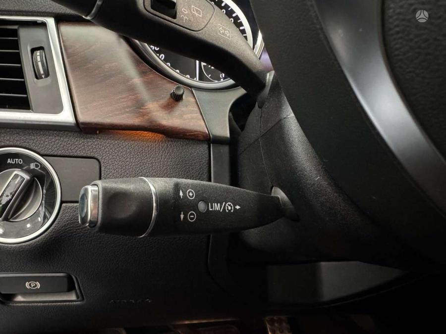 Black Mercedes-Benz ML 350 2015 in Vilnius, with an engine capacity of 2.99 L and mileage of 133 thousand km for 17900 €, photo 32 on AUTOMOTO.COM.LV