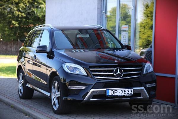 Black Mercedes-Benz ML 350 2015 in Riga, with an engine capacity of 3.00 L and mileage of 201 thousand km for 16495 €, photo 4 on AUTOMOTO.COM.LV