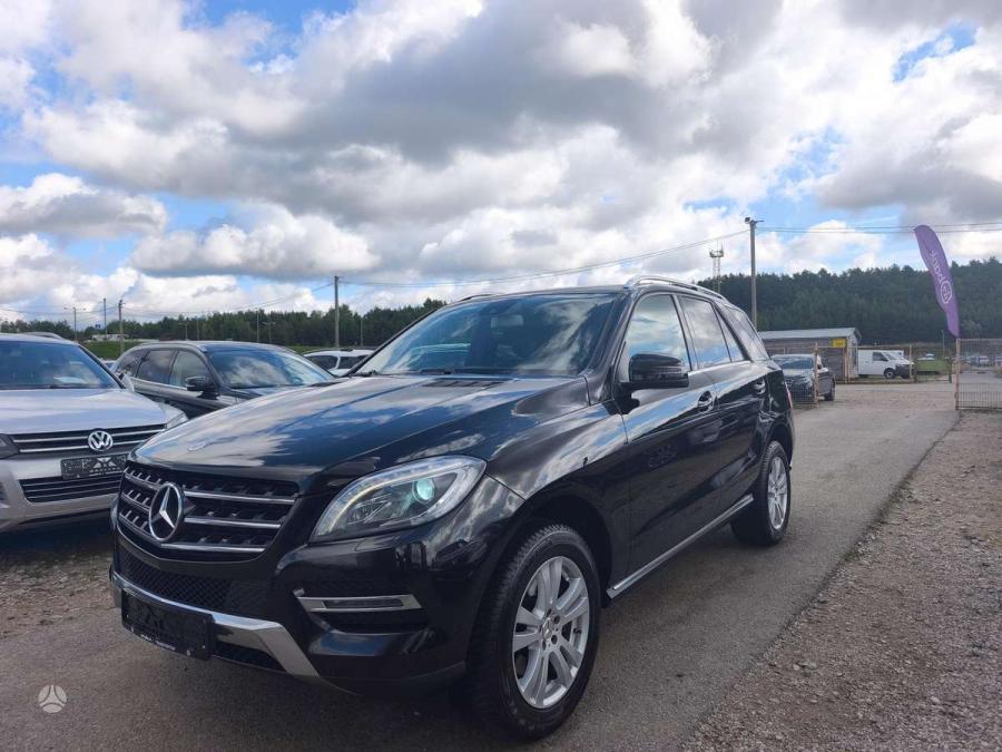 Melns Mercedes-Benz ML 350 2015 Viļņa, ar dzinēja tilpumu 3.00 L un nobraukumu 299 tūkst. km par 14750 €, foto 1 vietnē AUTOMOTO.COM.LV