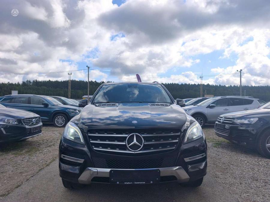 Melns Mercedes-Benz ML 350 2015 Viļņa, ar dzinēja tilpumu 3.00 L un nobraukumu 299 tūkst. km par 14750 €, foto 3 vietnē AUTOMOTO.COM.LV