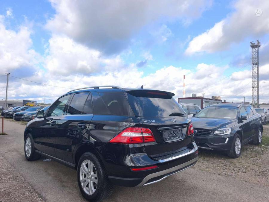 Melns Mercedes-Benz ML 350 2015 Viļņa, ar dzinēja tilpumu 3.00 L un nobraukumu 299 tūkst. km par 14750 €, foto 7 vietnē AUTOMOTO.COM.LV